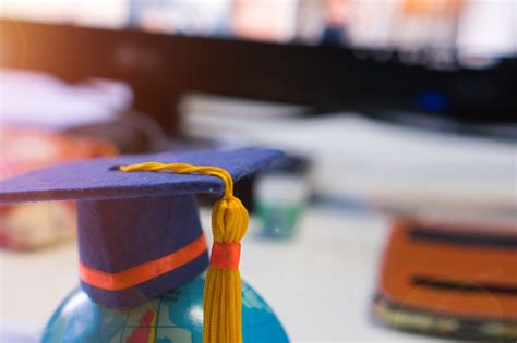 졸업 또는 졸업 대학 연구 국제 개념 지구 세계 세계 모델 공식 방정식 교실에 축 하 졸업생 모자 연구 성공 다시 학교로 이어질 졸업식에 대한 스톡 사진 및 기타 이미지