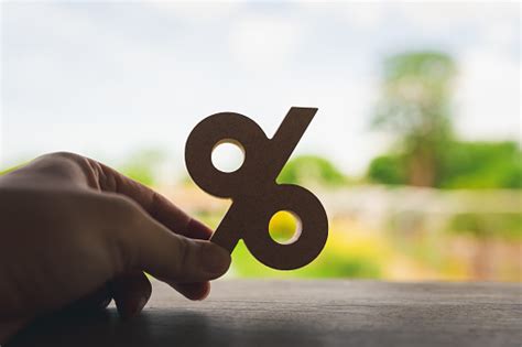 기호 백분율을 들고 있는 사업가의 손 인플레이션 개념을 수정하기 위해 연준 금리를 올리거나 내리는 시스템의 개념 Federal