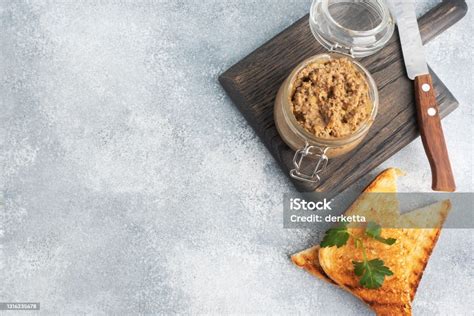 회색 콘크리트 테이블에 유리 항아리에 수제 닭 간 파테 공간을 복사합니다 간 내부 기관에 대한 스톡 사진 및 기타 이미지 간 내부 기관 거위 새 고기 Istock