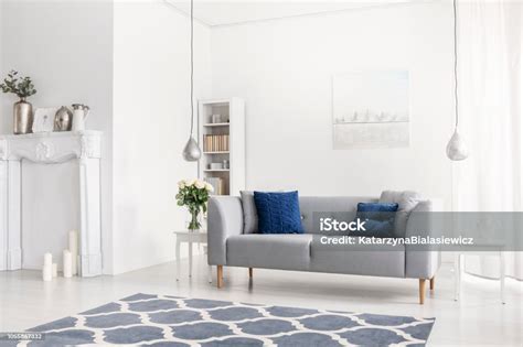 꽃과 램프와 화이트 아파트 인테리어에 회색 소파 앞 패턴된 블루 카펫 실제 사진 0명에 대한 스톡 사진 및 기타 이미지 0명