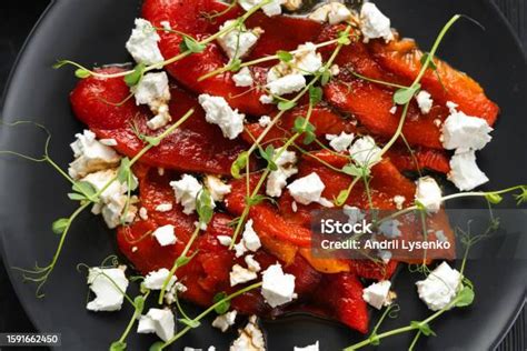 여름 건강하고 맛있는 지중해 요리 개념 엑스트라 버진 올리브 오일과 페타 치즈를 곁들인 달콤한 붉은 고추 샐러드 검은 접시 탑 뷰 0명에 대한 스톡 사진 및 기타 이미지