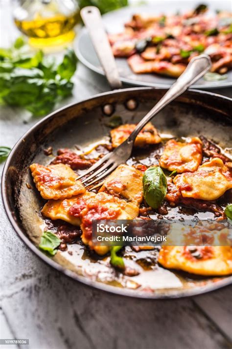 이탈리아 나 지중해 음식 토마토 소스와 바 질 파스타 라비올리 0명에 대한 스톡 사진 및 기타 이미지 0명 가득 찬