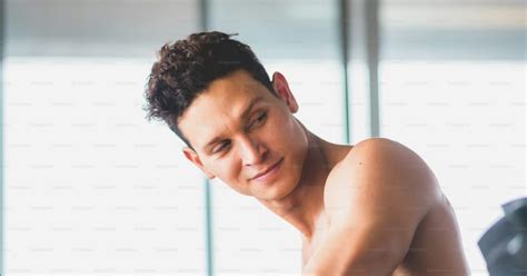 체육관에서 스포츠 남자 사람 운동 운동 및 훈련 운동 선수 신체의 근육에 적합 사진 Unsplash의 핫한 남성 이미지