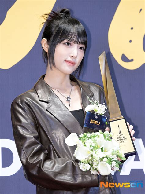 최예나 트로피들고 스마일 포토엔hd 손에 잡히는 뉴스 눈에 보이는 뉴스 뉴스엔