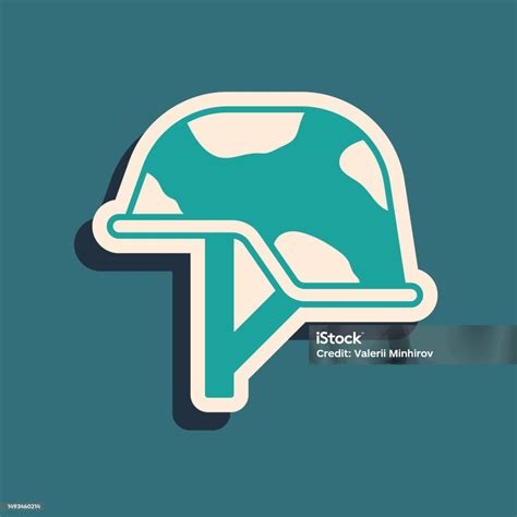 녹색 군사 헬멧 아이콘은 녹색 배경에 분리되어 있습니다 육군 모자는 방어와 보호의 상징입니다 보호 모자 긴 그림자 스타일 벡터 강철에 대한 스톡 벡터 아트 및 기타 이미지