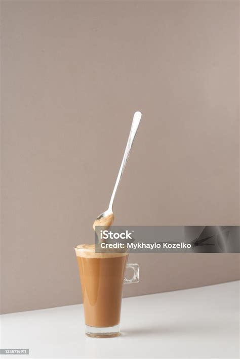 카푸치노와 향기로운 거품과 숟가락유리 컵 카푸치노 라떼 또는 커피를 우유와 함께 컵 커피 한 잔이 있는 카페와 레스토랑을 위한