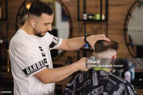 인간의 손이 트리머를 잡고 남자를 위한 헤어스타일을 만드는 뒷모습 이발소 20 29세에 대한 스톡 사진 및 기타 이미지 20