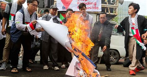 Foto Massa Membakar Replika Bendera Israel Saat Aksi Bela Palestina Di