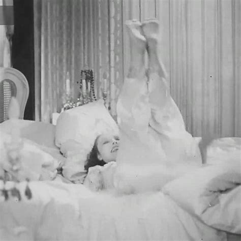 Создать мем в спальне ретро мэрилин монро в постели Картинки Meme