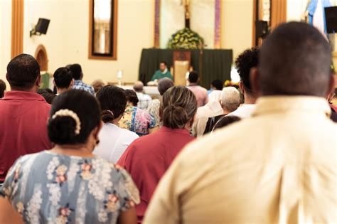 La Gente Está Sentada En La Iglesia Durante Una Misa Católica Foto