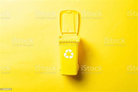 빈 아이콘입니다 쓰레기 폐기물을 폐기하고 환경을 절약하기 위한 용기 노란색 배경에 고립 된 플라스틱 쓰레기를 재활용하기위한 황색 쓰레기통 노랑에 대한 스톡 사진 및 기타
