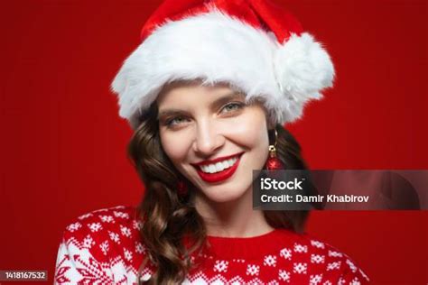 크리스마스 스웨터와 산타 모자에 예쁜 여자 얼굴의 초상화 빨간 배경에 고립 12월에 대한 스톡 사진 및 기타 이미지 12월 25 29세 겨울 Istock