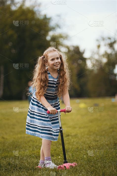 公园 进行中 可爱的 太阳裙 儿童 小型摩托车 金色头发 衣服 垂直画幅 美
