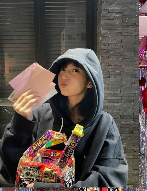 수지 오랜만에 선보이는 춤사위… ‘이두나 촬영 끝 [스타★샷]