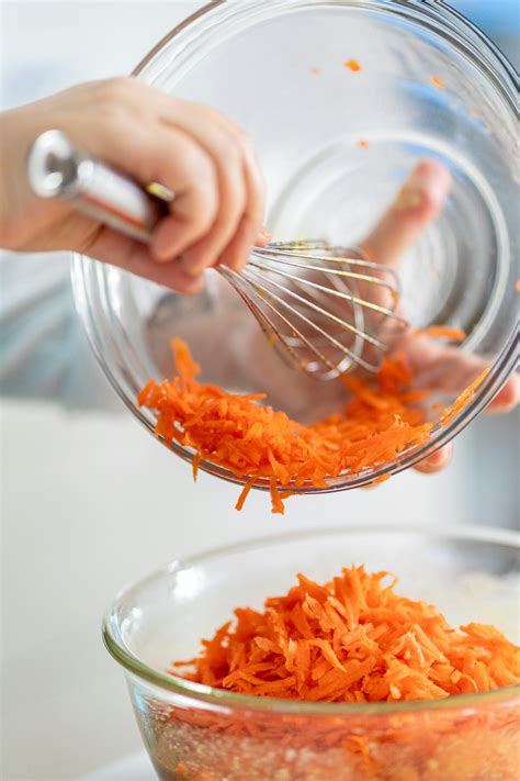 유리에 액체를 붓는 사람 사진 Unsplash의 무료 부엌 이미지