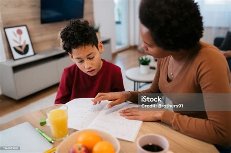 아프리카 계 미국인 어머니 홈 학교 그녀의 혼합 인종 아들 에 홈 교육에 대한 스톡 사진 및 기타 이미지 교육 도움의 손길 아들 Istock