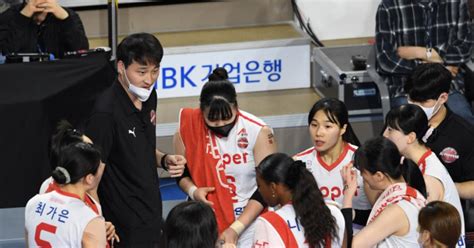 [포토]페퍼저축은행 이끄는 이경수 감독대행