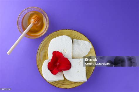 치즈와 꿀 빨간 장미 보라색 배경 노란색 접시에 죽은 태아 낙농 제품 미니의 스타일에서에 그리스 치즈의 꽃잎 복사 공간 축제 음식 우유 아침 자외선 꿀 건강한 생활방식에