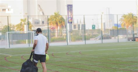 흰색 티셔츠와 검은색 반바지를 입은 남자가 낮 동안 녹색 들판을 달리고 있다 사진 Unsplash의 무료 얼라이언스 풋볼