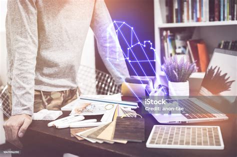 동료 인테리어 디자이너는 새로운 현대 컴퓨터 노트북으로 데이터를 논의 건축가 손 소재 샘플 현대 집의 드로잉의 상위 볼 수 있습니다 가구에 대한 스톡 사진 및 기타 이미지