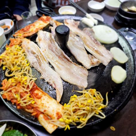 솥뚜껑 삼겹살 음식 갤러리