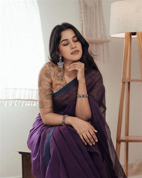 அழகோ அழகு அவள் கண்ணழகு சேலையில் இளைஞர்களை கவர்ந்து இழுக்கும் மிர்னாலினியின் கலக்கல்