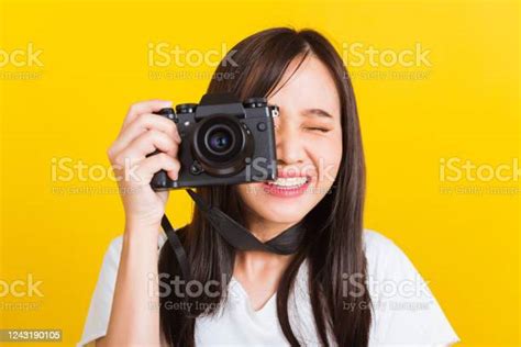 행복한 아시아 아름다운 젊은 여성 사진 작가 미소의 초상화는 촬영 할 준비가 복고풍 디지털 미러리스 사진 카메라에 사진과 뷰