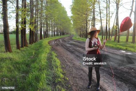 공원에서 산책모자를 쓴 소녀 바구니를 들고 봄에 걷는 소녀 한 소녀가 일몰에 길을 따라 걷고 있습니다 가을에 대한 스톡 사진 및 기타 이미지 Istock