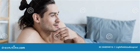 Hombre Sonriente Y Sin Camisa Pensando En Foto De Archivo Imagen De