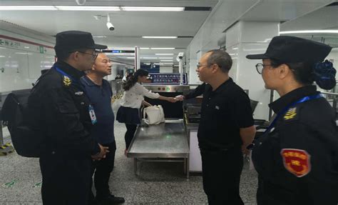 集团领导黄霄辉董事长与林涛副总共赴地铁一号线对即将交接前的地铁安检工作 进行检查 福州市保安服务有限公司