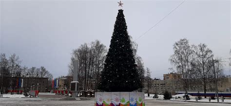 Центр Йошкар-Олы украсила еще одна праздничная елка