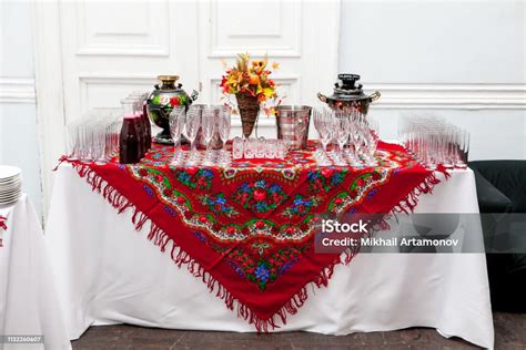 시로 브 타이 드에서 잼 및 사 우 어 크림이 있는 테이블에 삼 바 Maslenitsa에 대한 스톡 사진 및 기타 이미지 Maslenitsa Shrove Tuesday