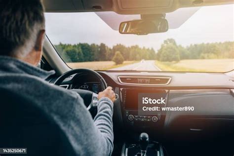 햇빛이 비치는 시골 길에서 차를 운전하는 남자 후면보기 운전하기에 대한 스톡 사진 및 기타 이미지 운전하기 차 도로 Istock
