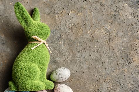 파스텔 색상으로 그려진 달걀로 둘러싸인 부활절 토끼의 잔디 동상 배경 귀여운에 대한 스톡 사진 및 기타 이미지 귀여운 농업 눈 신체 부분 Istock