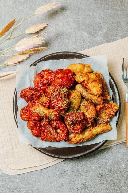 Premium Photo 검은색 접시에 담긴 한국 음식 양념치킨 요리