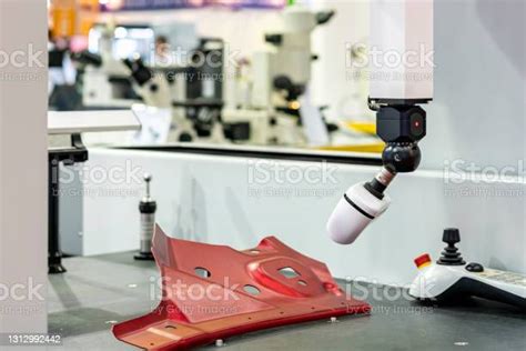 산업 제조 공정의 자동차 부품을 스캔하는 동안 측정 또는 리버스 엔지니어링을 위한 첨단 기술 및 현대 식 자동 3d 레이저 스캔 공학에 대한 스톡 사진 및 기타 이미지