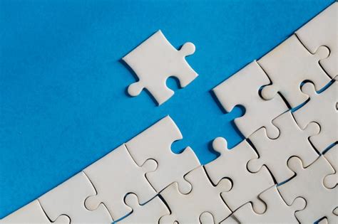 흰색 직소 퍼즐 조각으로 미완성 된 빨간색 무료 사진