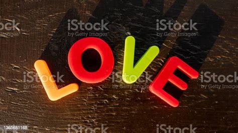 나무 위에 사랑이라는 단어를 형성하는 자석 문자 발렌타인 데이 컨셉 밸런타인데이에 대한 스톡 사진 및 기타 이미지 밸런타인데이 개념 개념과 주제 Istock