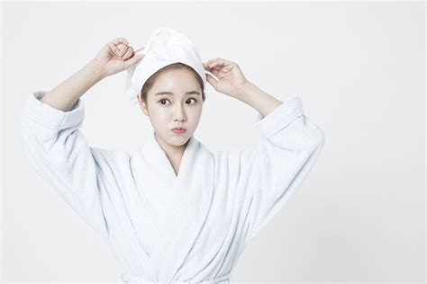 샤워기로 세수하기 몸 말리고 로션 바르기 피부엔 최악 당신의 건강가이드 헬스조선