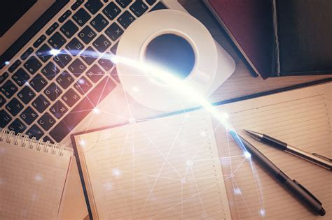 데스크톱 배경의 컴퓨터를 통해 소셜 네트워크 홀로그램 도면 맨 위 보기입니다 이중 노출 0명에 대한 스톡 사진 및 기타 이미지 Istock