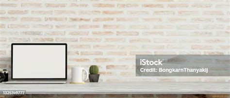 대리석 책상에 모형 화면이 있는 노트북과 벽돌 벽 3d 렌더링 장식 책상에 대한 스톡 사진 및 기타 이미지 책상 노트북