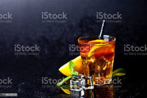 레몬 민트 잎과 얼음이 젖은 검은색 배경에 유리로 된 전통적인 아이스 티 0명에 대한 스톡 사진 및 기타 이미지 0명 각얼음 갈색 Istock