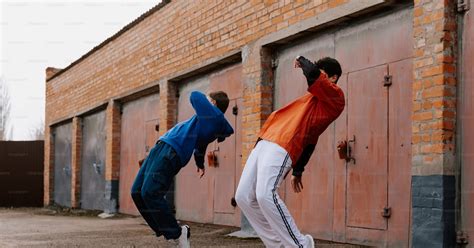 프리스비 게임을 하는 두 명의 젊은이 사진 Unsplash의 두 사람 이미지