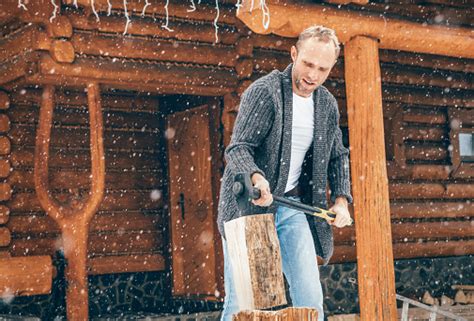 남자 는 무거운 눈송이 배경 집 벽난로 눈 마당에 나무를 잘라 겨울 시골 휴일 컨셉 이미지 가정 생활에 대한 스톡 사진 및 기타