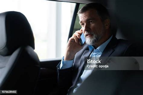 교통 비즈니스 여행과 사람들 개념자동차 뒷 좌석에 운전 수석 사업가 차에 대한 스톡 사진 및 기타 이미지 차 최고 경영인 50 59세 Istock