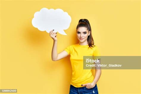 복사 공간 Fot 텍스트와 빈 음성 거품을 들고 예쁜 젊은 여성 대화 풍선 문자 기호에 대한 스톡 사진 및 기타 이미지 대화