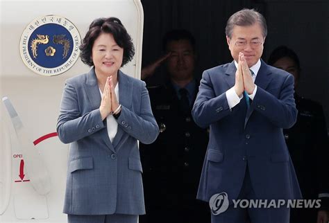 文在寅抵新加坡开始进行国事访问 Yonhap News Agency