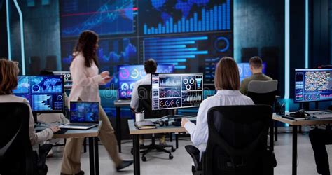 El Administrador Del Centro De Datos Controla El Control Del Servidor Foto De Archivo Imagen