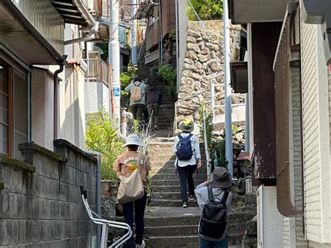 子浦のノスタルジックな町並みを撮影する参加者たち 伊豆下田経済新聞