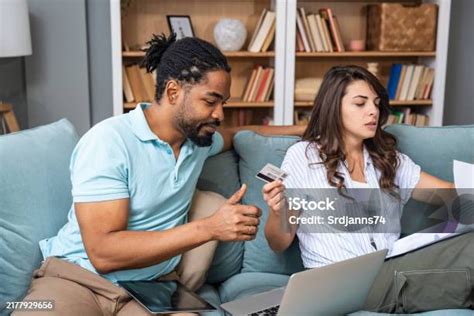 주택 재정 문제 공과금 높은 가격 및 비용 재정 문제 신용 카드로 온라인 청구서 지불에 문제가 있는 젊은 부부 생활비 개념 2명에 대한 스톡 사진 및 기타 이미지 Istock